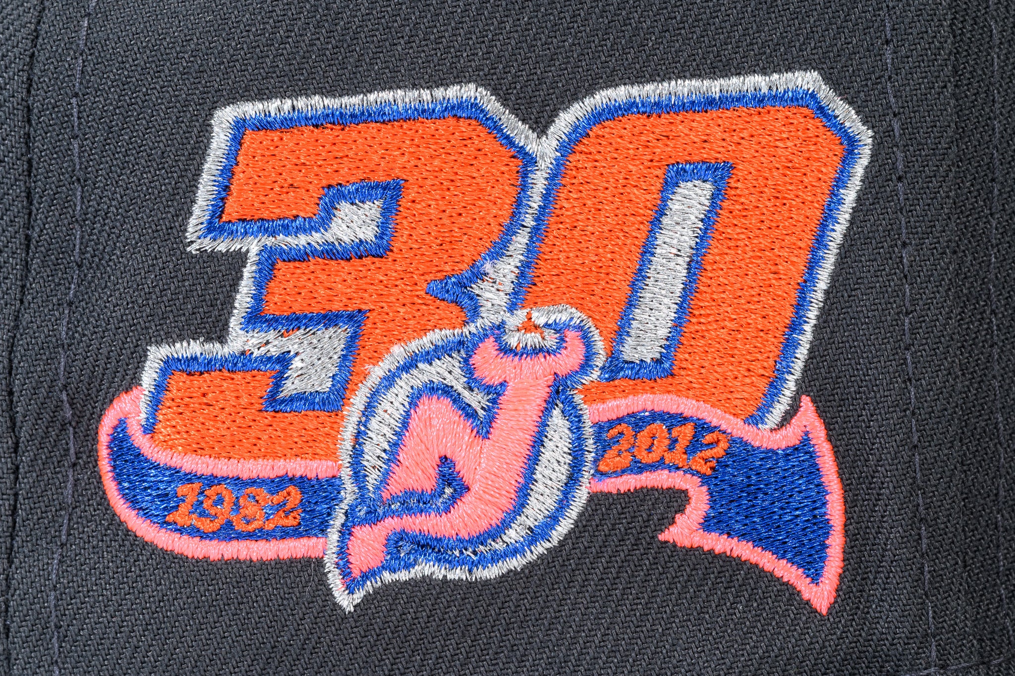 NEW ERA "TRANSIT" NEW JERSEY DEVILS FITTED HAT (DARK GRAPHITE/GREY/BLU ...